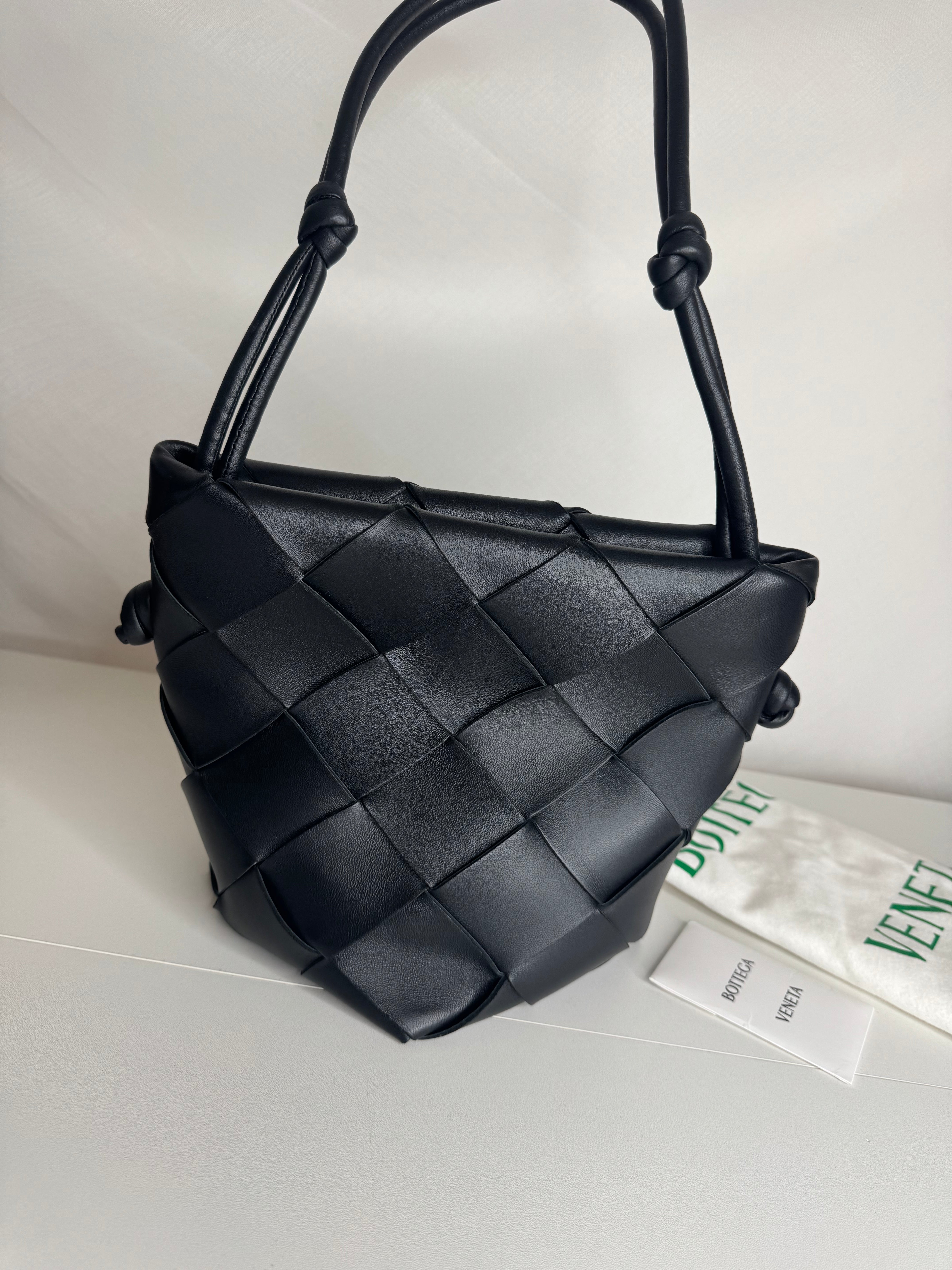BOTTEGA VENETA Clasp Intrecciato Napa Bucket Bag – Viks Luxury